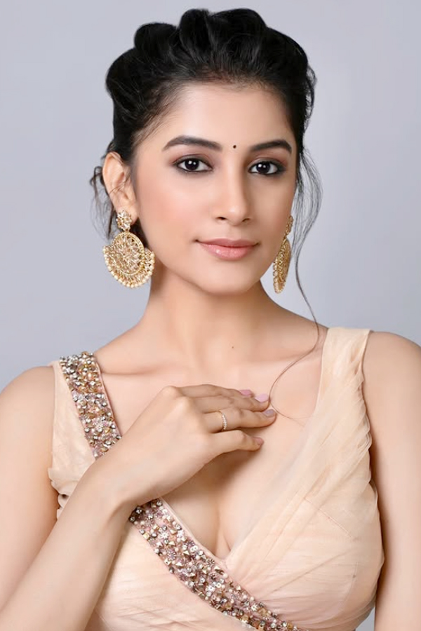 స్టైలిష్ లుక్‌లో సిమ్రాన్ శర్మ ఫొటోస్ .. డోస్ మీద డోస్ | simran sharma beautiful glam photos ...